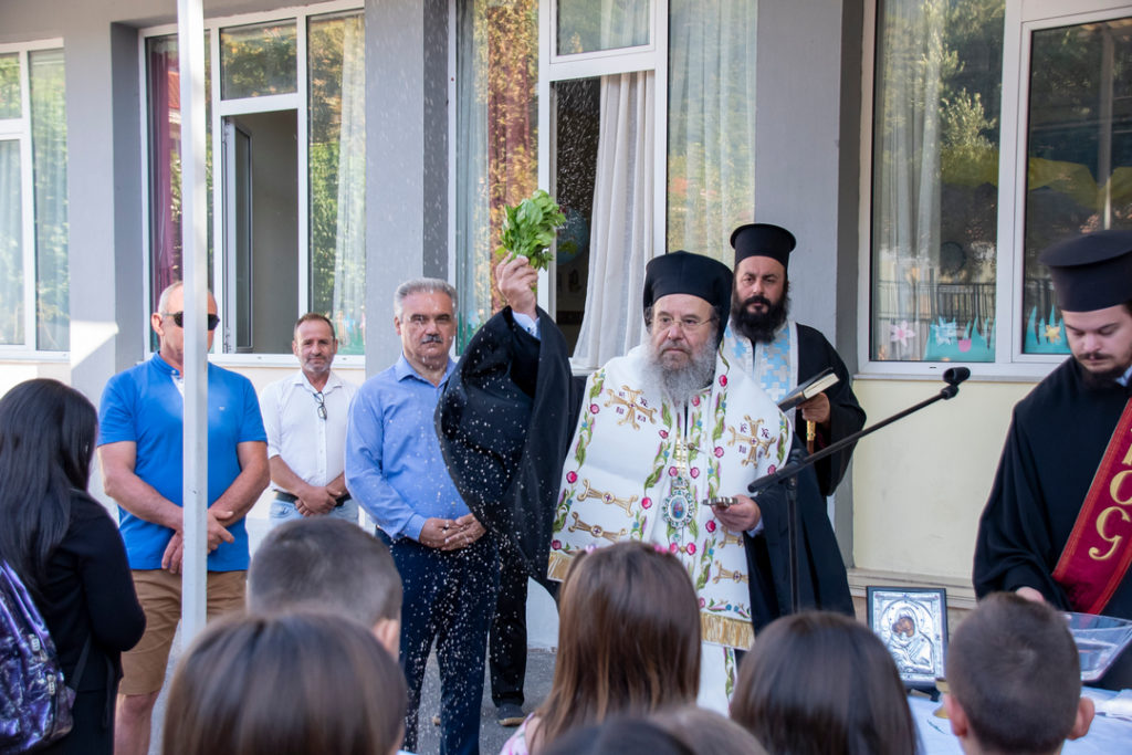 ΤΑ ΣΧΟΛΕΙΑ ΑΝΟΙΞΑΝ: ΕΜΦΑΣΗ ΣΤΗΝ ΕΘΝΙΚΗ ΤΑΥΤΟΤΗΤΑ - Κωνσταντίνος Χολέβας
